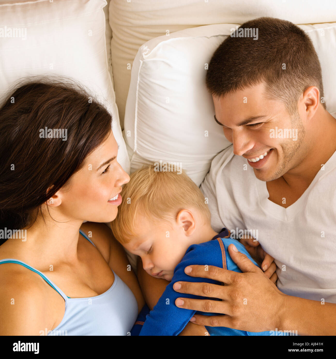 Sohn und papa kuscheln im bett -Fotos und -Bildmaterial in hoher Auflösung - Seite 2 - Alamy