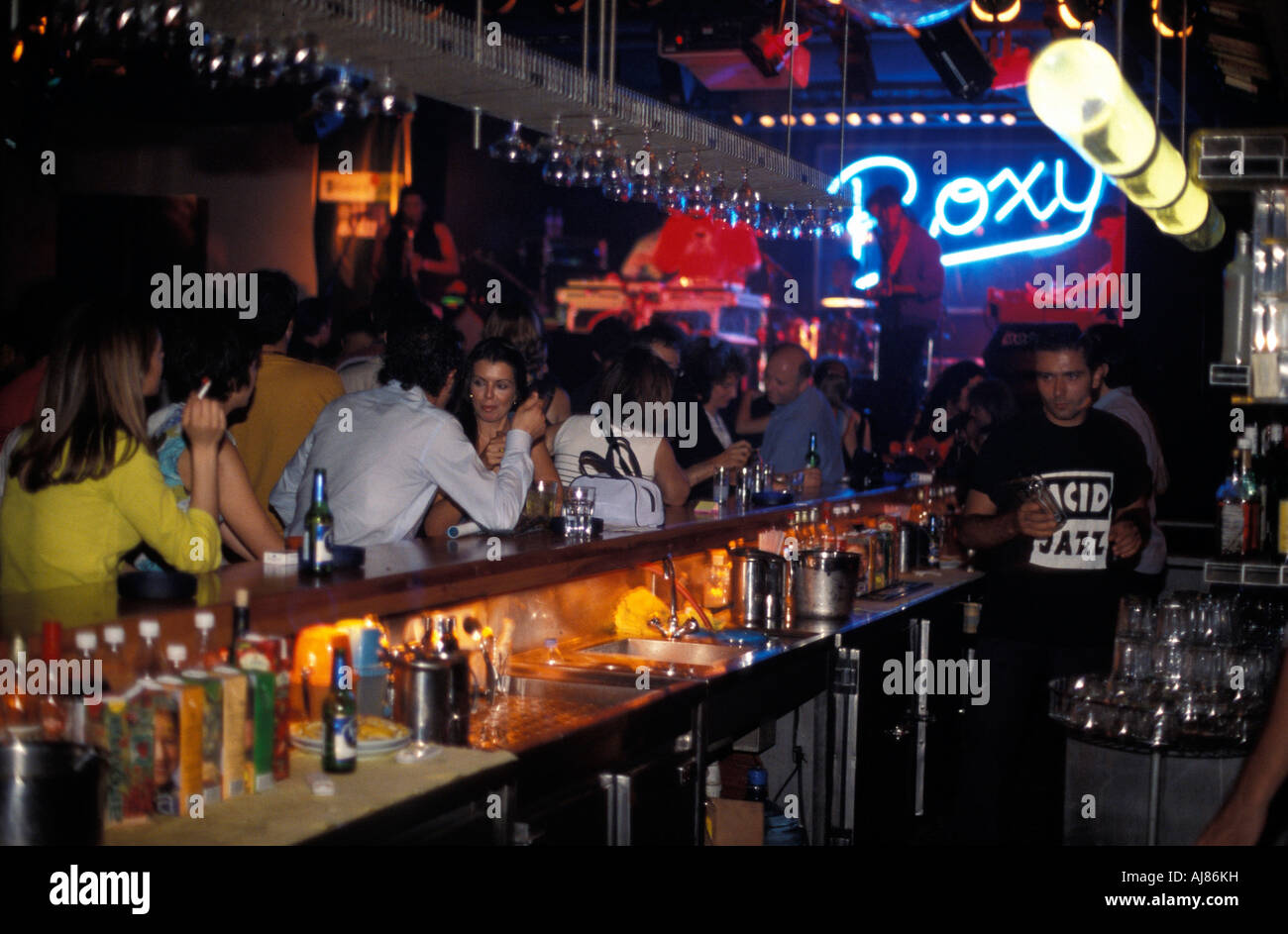 Leute sitzen in Bar im Roxy Club Beyoglu Istanbul Istanbul Türkei ...