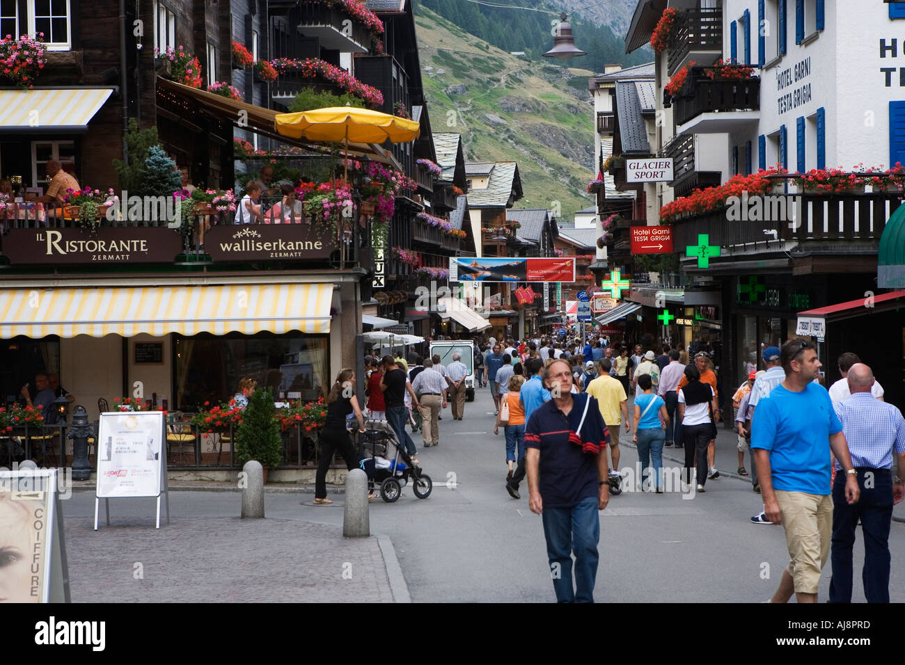 Switzerland valais zermatt shop -Fotos und -Bildmaterial in hoher ...