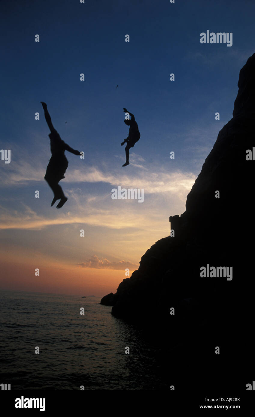 Klippen springen -Fotos und -Bildmaterial in hoher Auflösung – Alamy