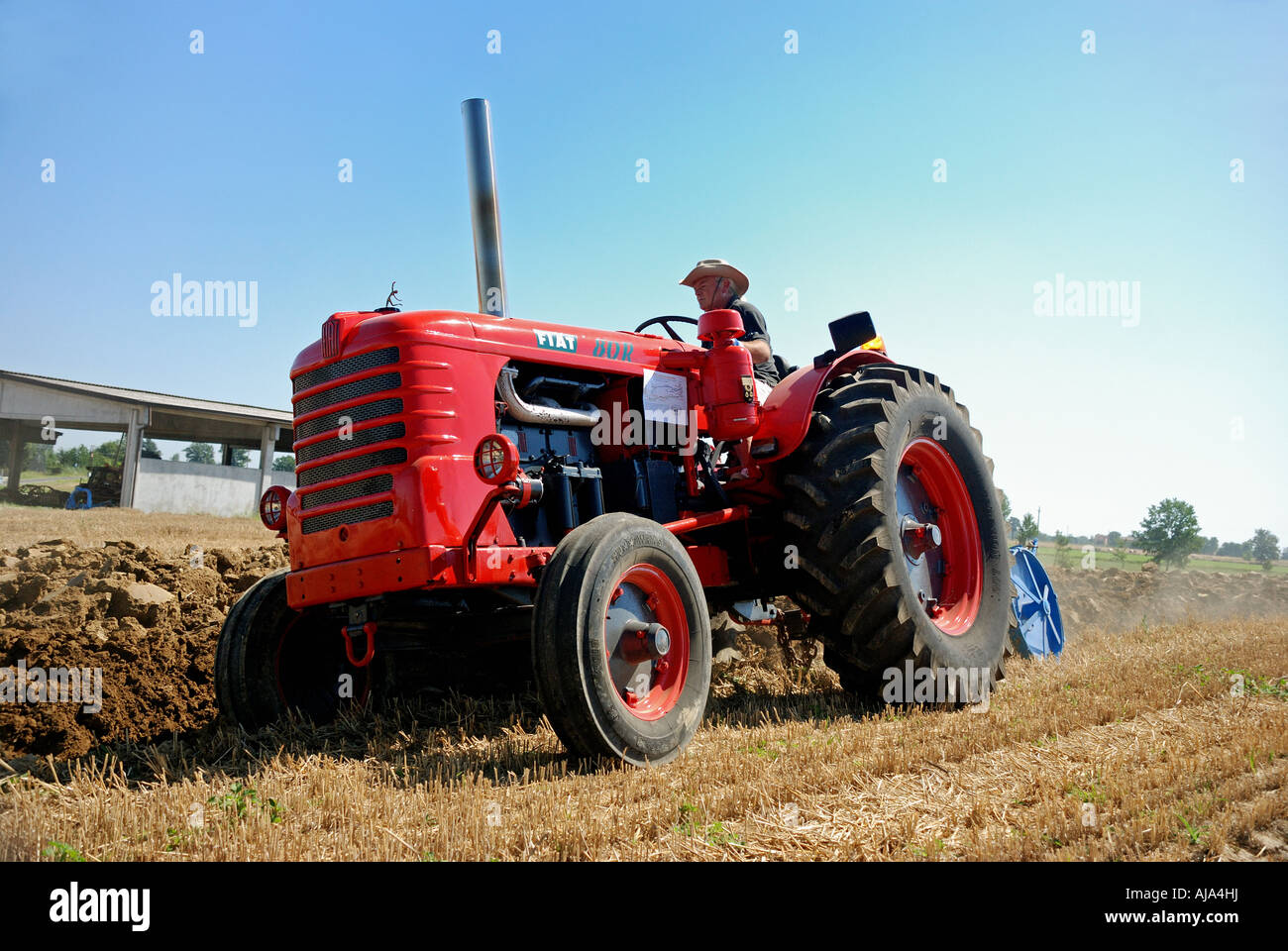 Ein Oldtimer-Traktor pflügen ein Feld bei einer Traktor-Rallye in ...