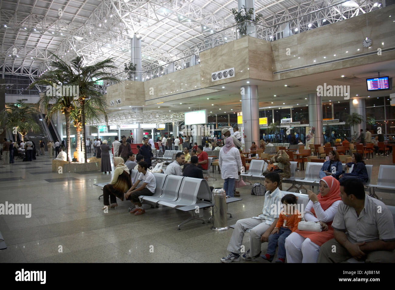 Cairo airport terminal building interior -Fotos und -Bildmaterial in ...