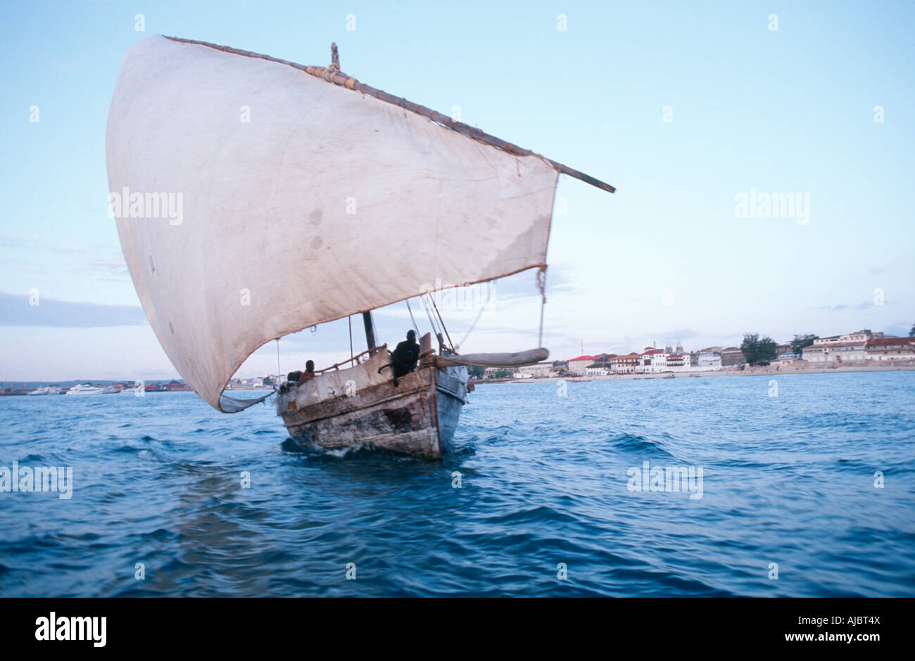 Dhau in vollen segeln -Fotos und -Bildmaterial in hoher Auflösung – Alamy
