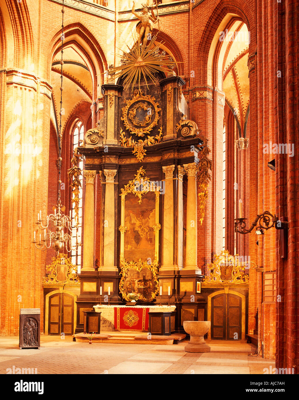 Innenraum der st nikolai kirche -Fotos und -Bildmaterial in hoher ...