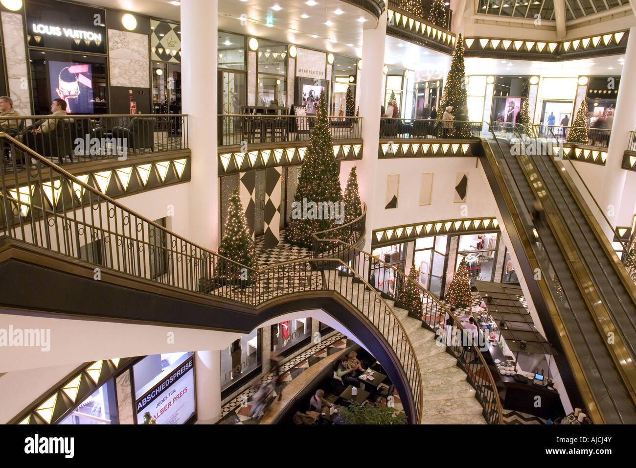 Atrium luxus einkaufen -Fotos und -Bildmaterial in hoher Auflösung – Alamy