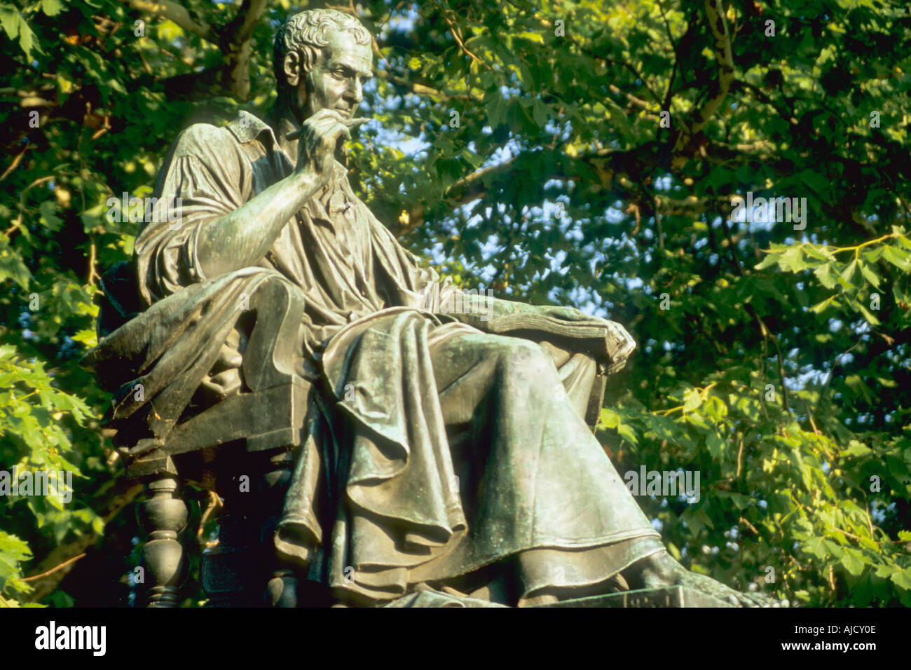 Statue jean jacques rousseau -Fotos und -Bildmaterial in hoher ...