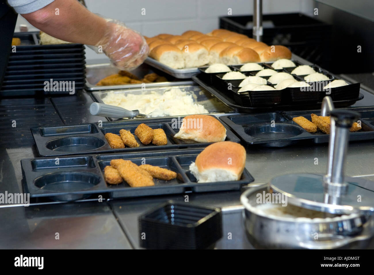 School lunch line -Fotos und -Bildmaterial in hoher Auflösung – Alamy