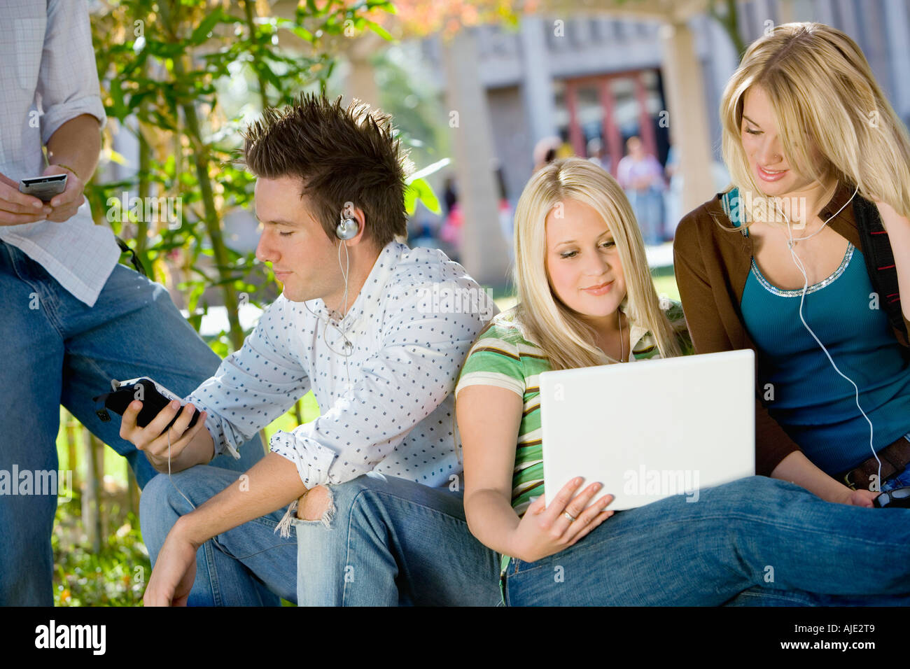 Studenten entspannen im freien Stockfotografie - Alamy