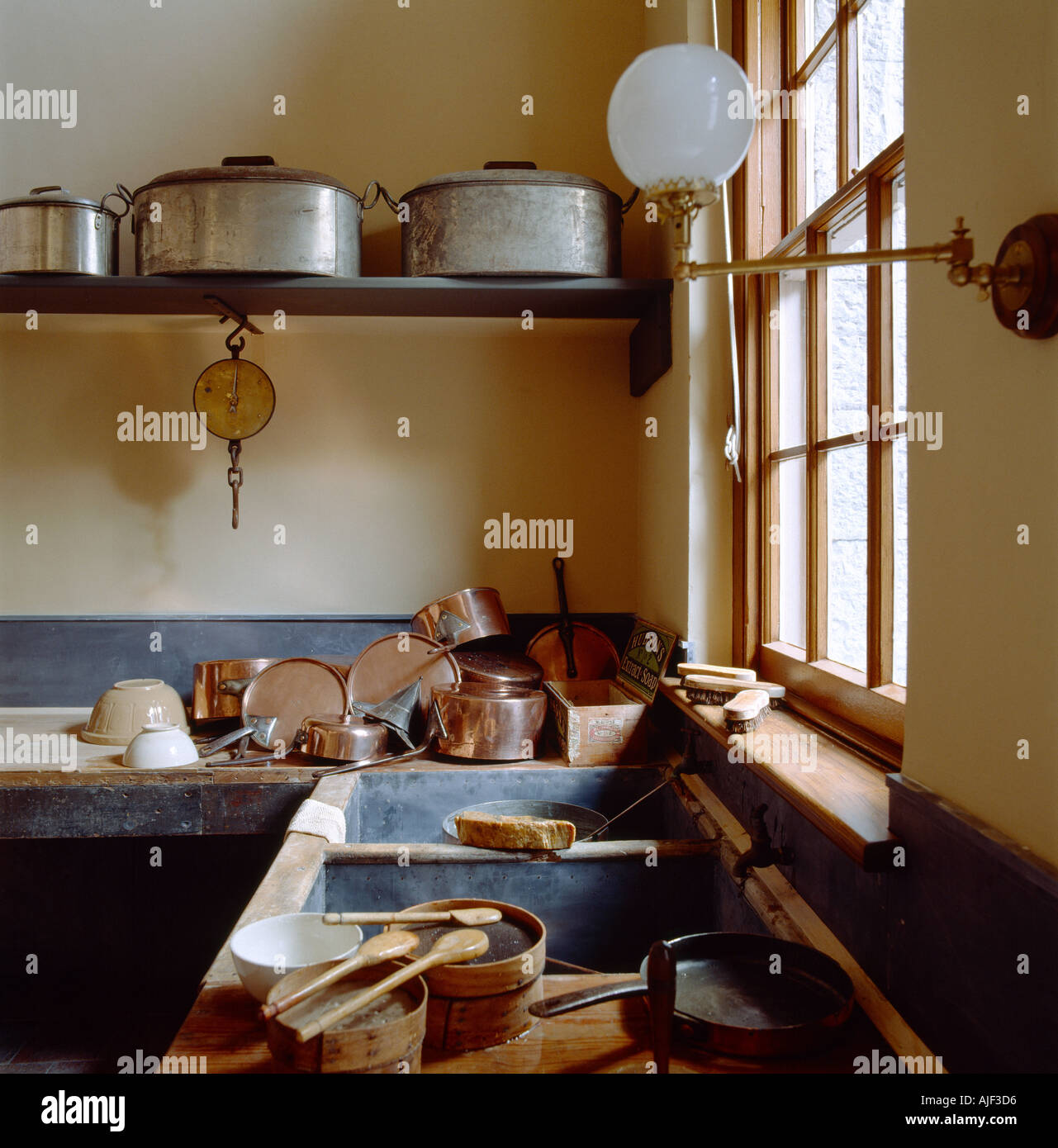 Victorian kitchen scullery -Fotos und -Bildmaterial in hoher Auflösung ...