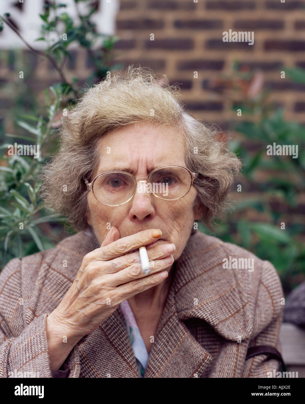 Smoking woman older -Fotos und -Bildmaterial in hoher Auflösung – Alamy