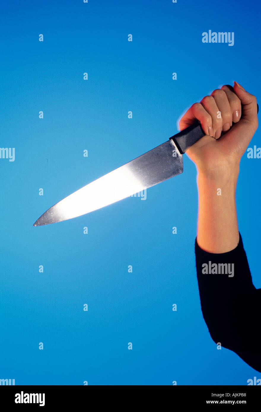 Hand mit erhobenem messer -Fotos und -Bildmaterial in hoher Auflösung ...