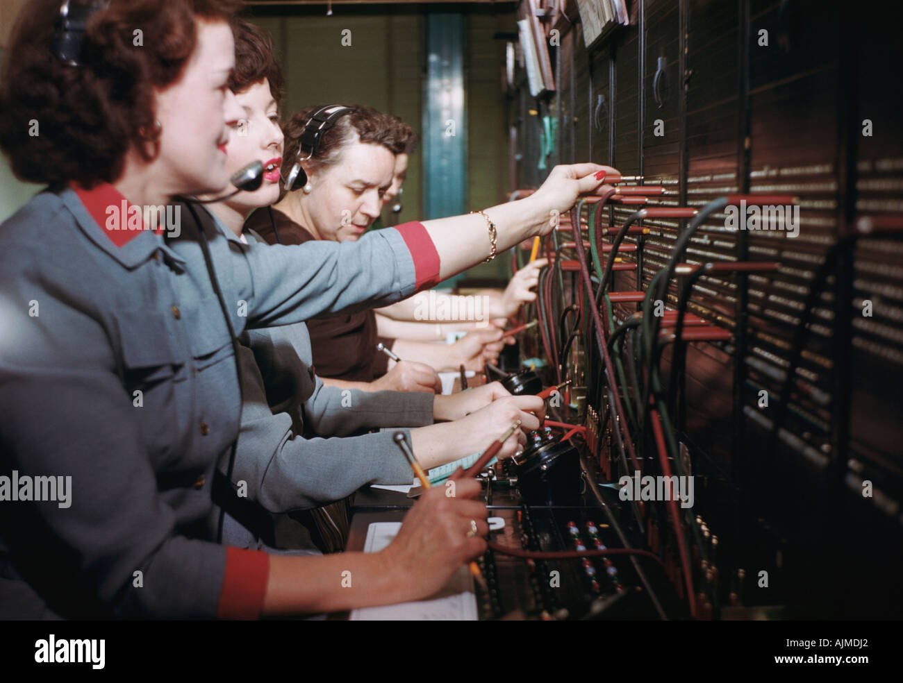1950s telephone operator -Fotos und -Bildmaterial in hoher Auflösung ...