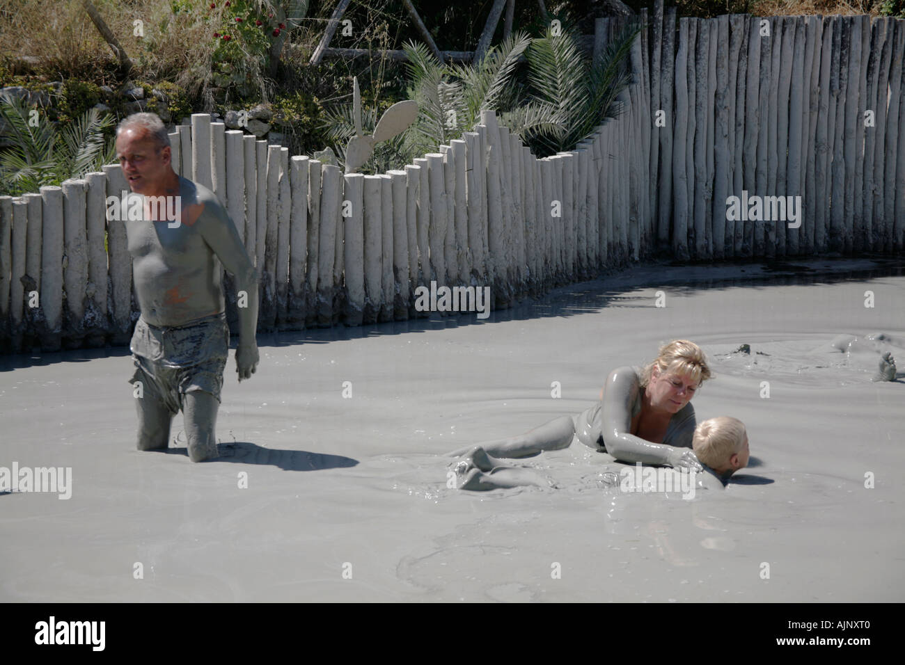 Junge im schlammbad -Fotos und -Bildmaterial in hoher Auflösung – Alamy