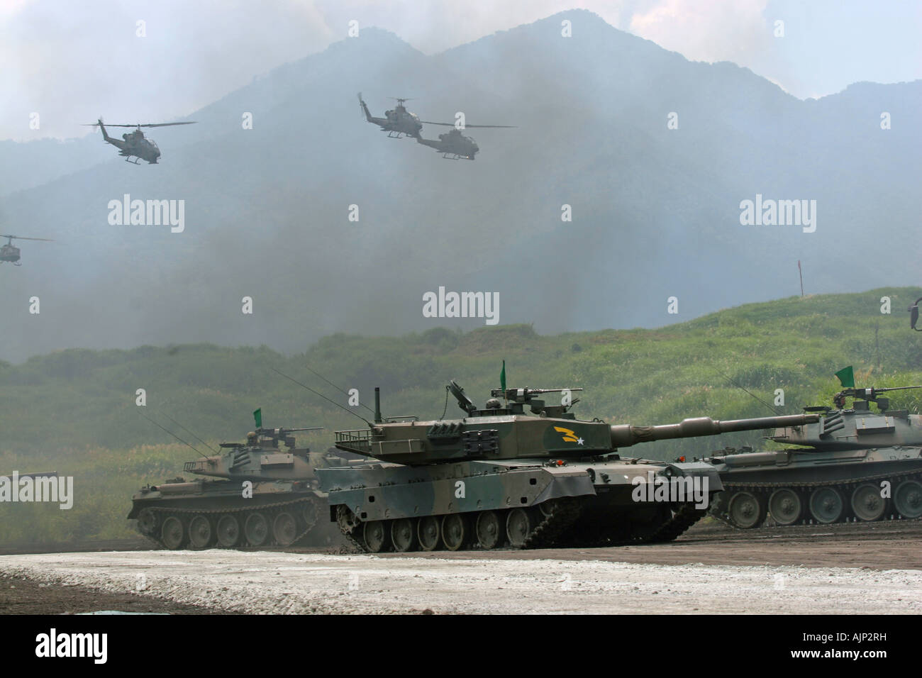 Typ 74 und 90 Panzer von Japan Ground Self-Defense Force ...