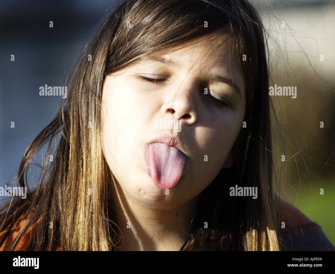 Mädchen mit braunen haaren 14 jahre alt -Fotos und -Bildmaterial in ...