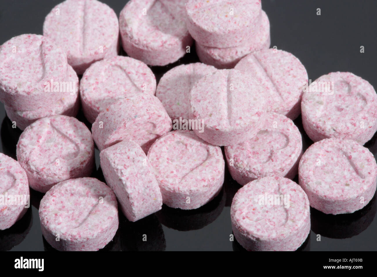 Rosa farbigen Ecstasy Tablette illegale Drogen Pillen Stockfoto, Bild ...