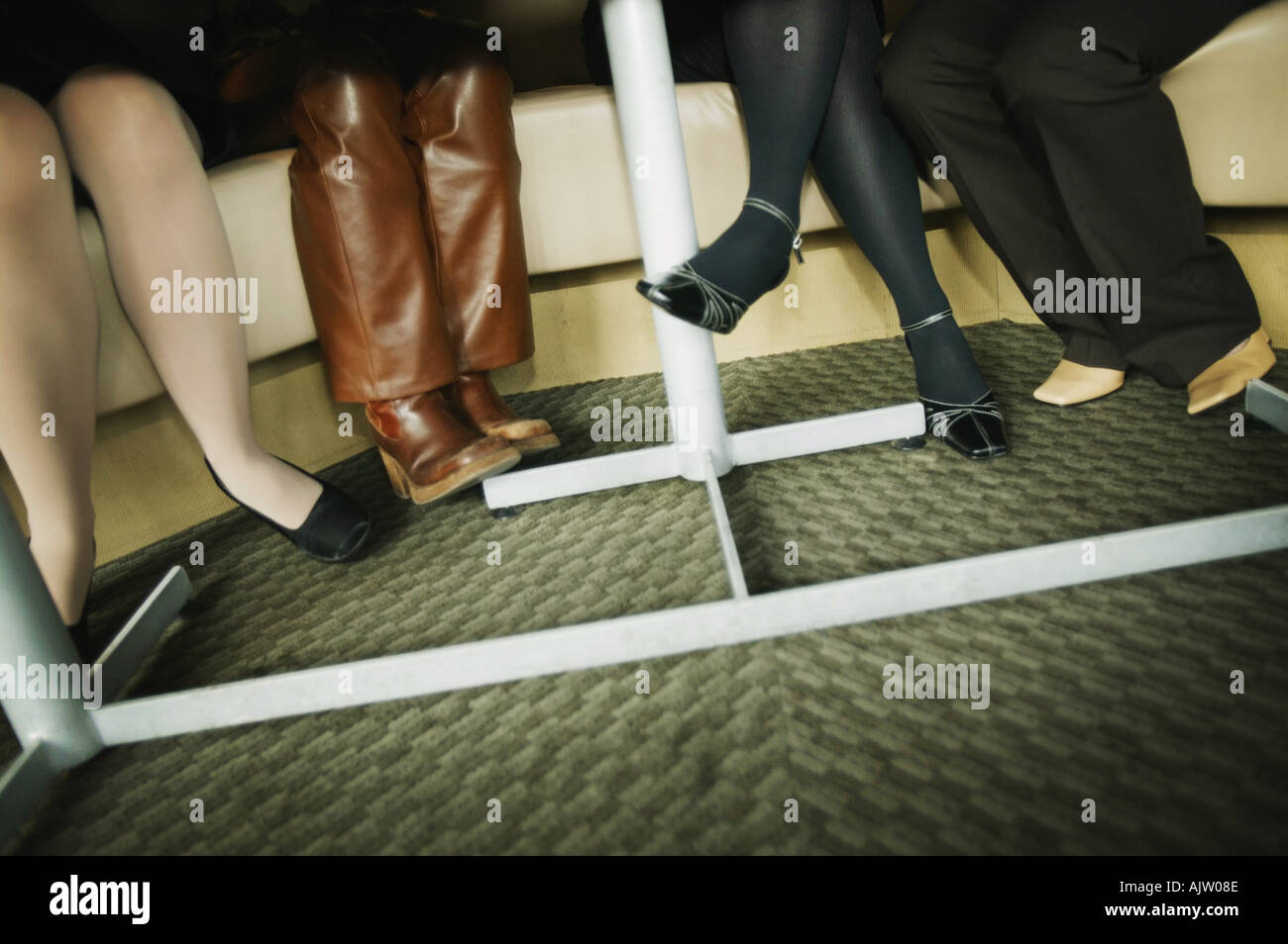Legs Under Table Stockfotos & Legs Under Table Bilder - Alamy