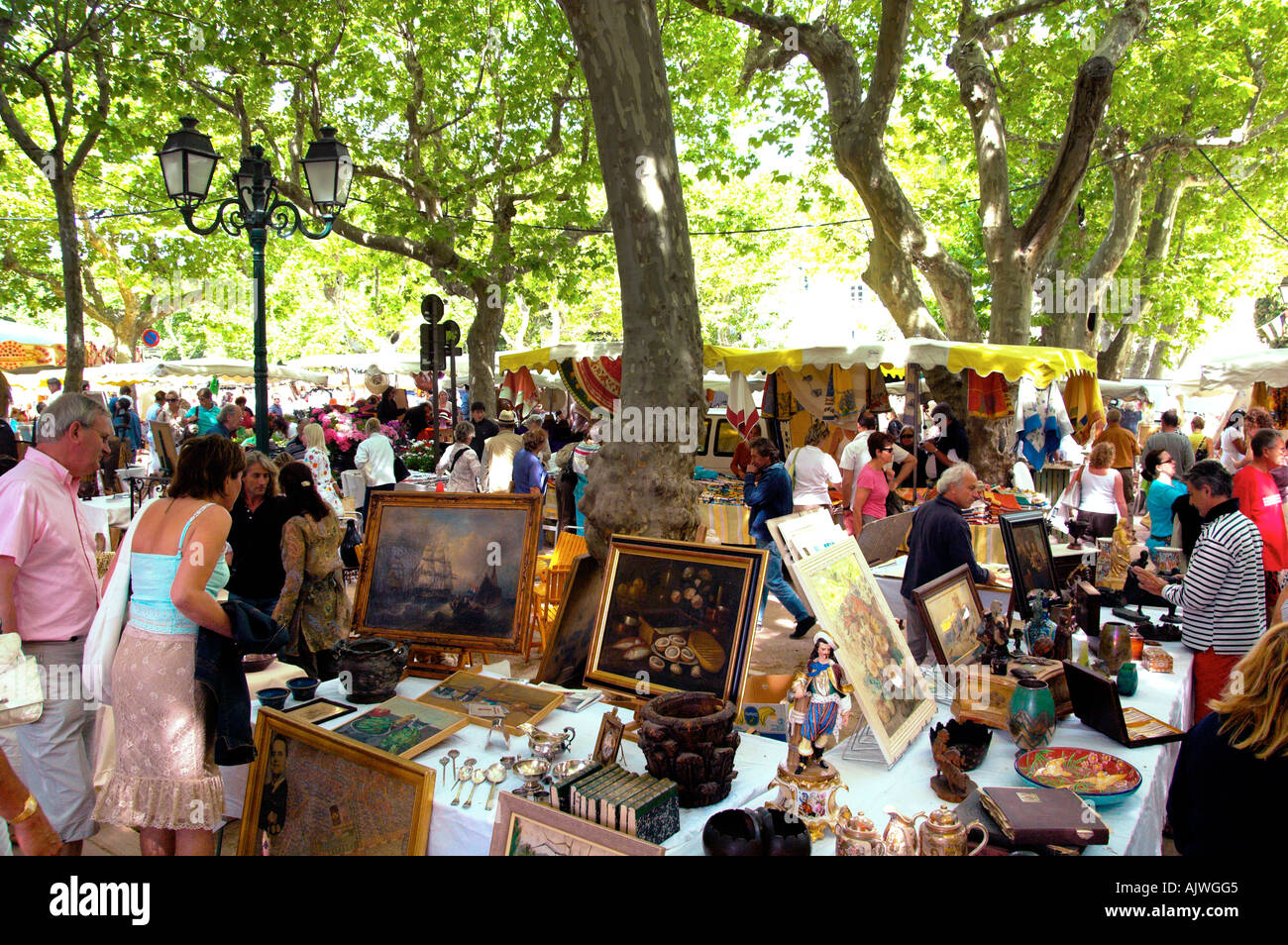 Place des lices market st tropez -Fotos und -Bildmaterial in hoher ...