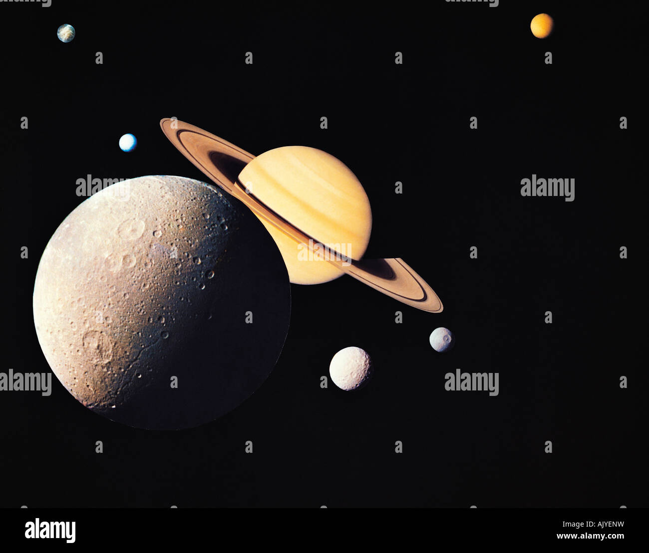 Eine Montage von Saturn und seine Monde (Dione, Tethys, Mimas ...