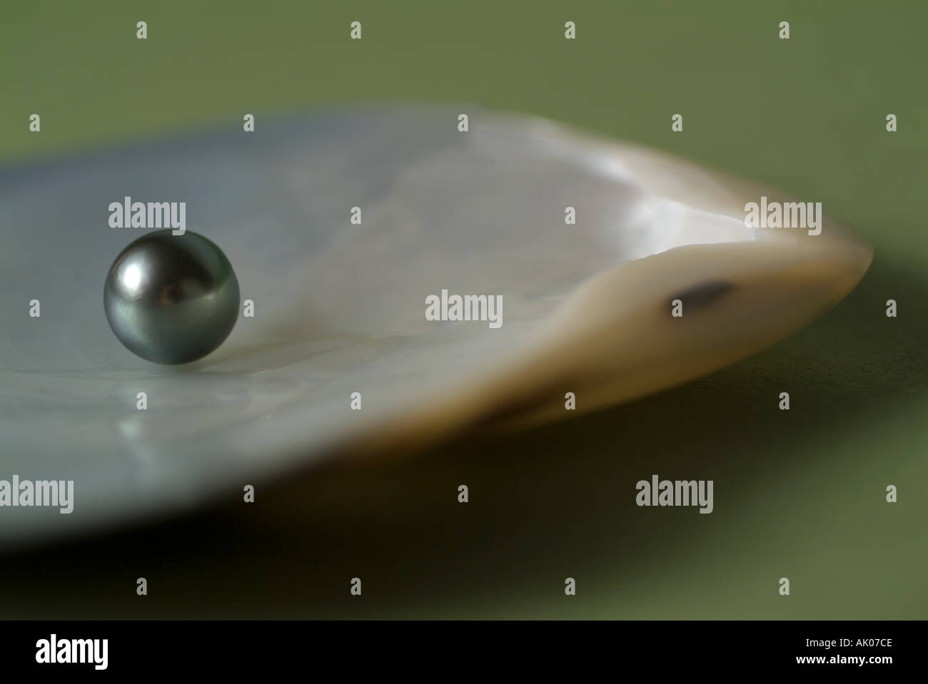 Einer ist schwarz -Fotos und -Bildmaterial in hoher Auflösung – Alamy