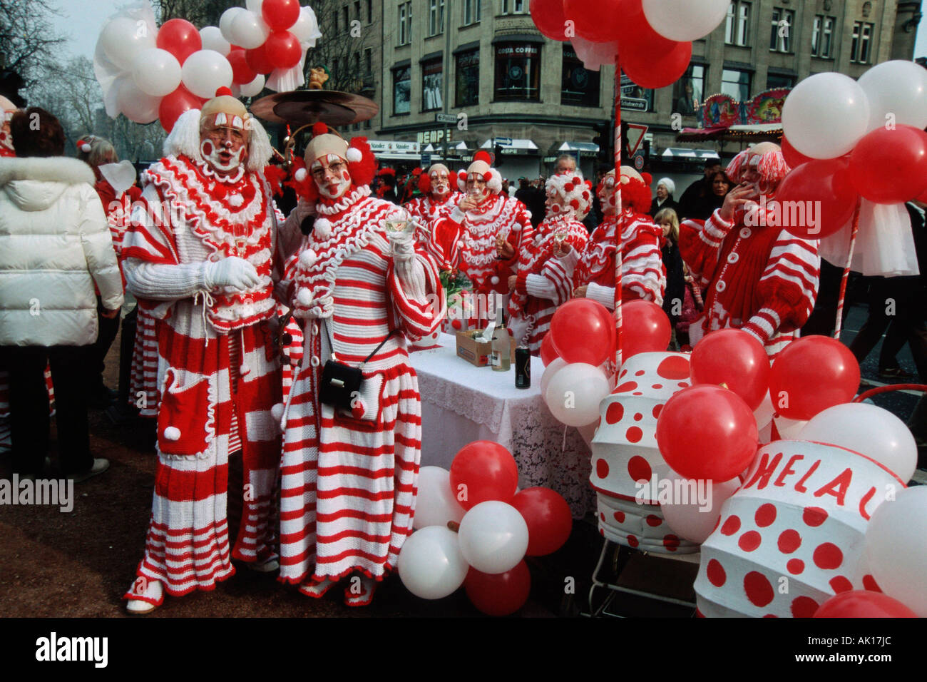 Women dressed as clowns -Fotos und -Bildmaterial in hoher Auflösung – Alamy