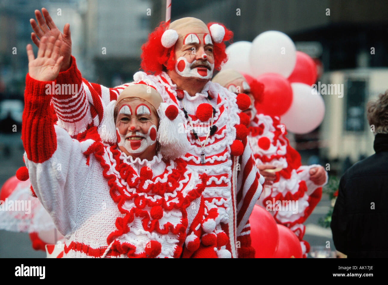 Women dressed as clowns -Fotos und -Bildmaterial in hoher Auflösung – Alamy