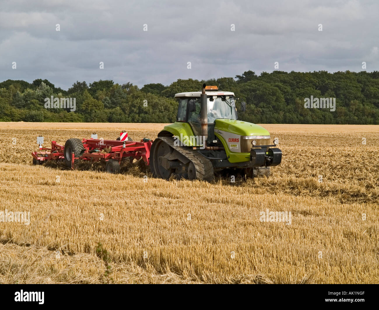 Ein moderner Traktor ausgestattet mit Raupenketten Abschleppen Stoppeln ...