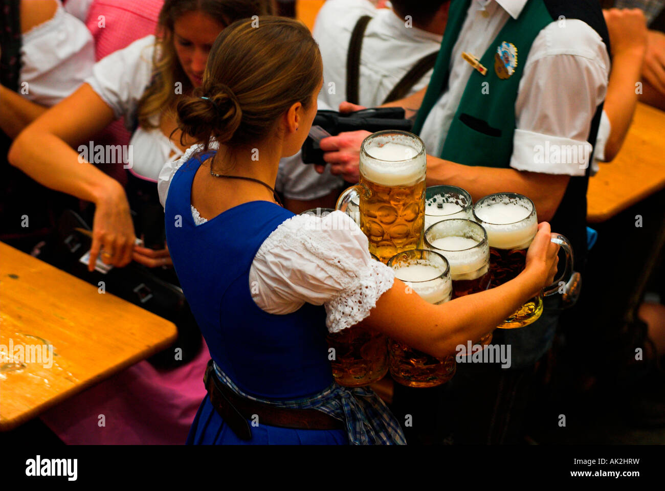 Oktoberfest kellnerin tragen -Fotos und -Bildmaterial in hoher ...