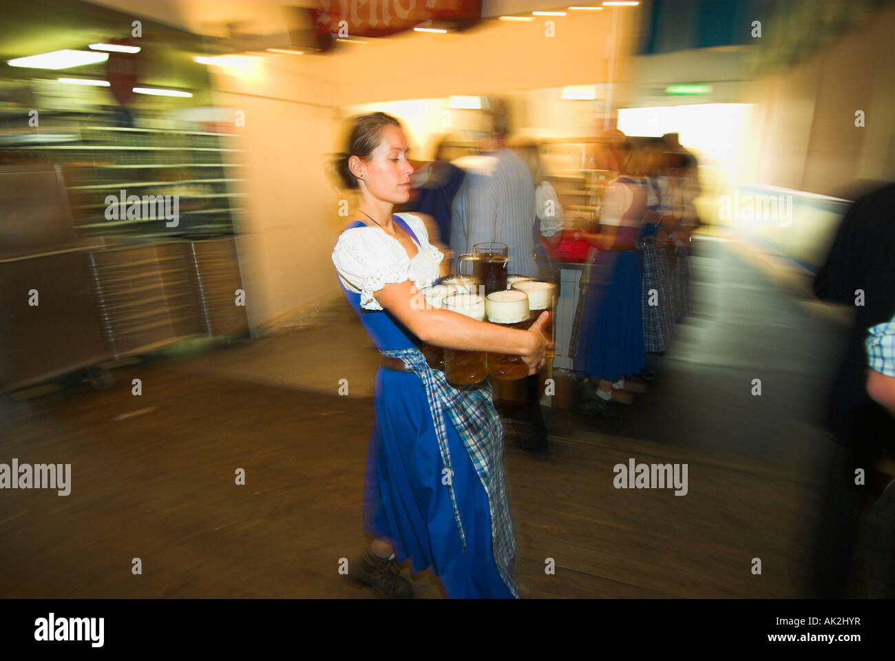 Oktoberfest kellnerin tragen -Fotos und -Bildmaterial in hoher ...