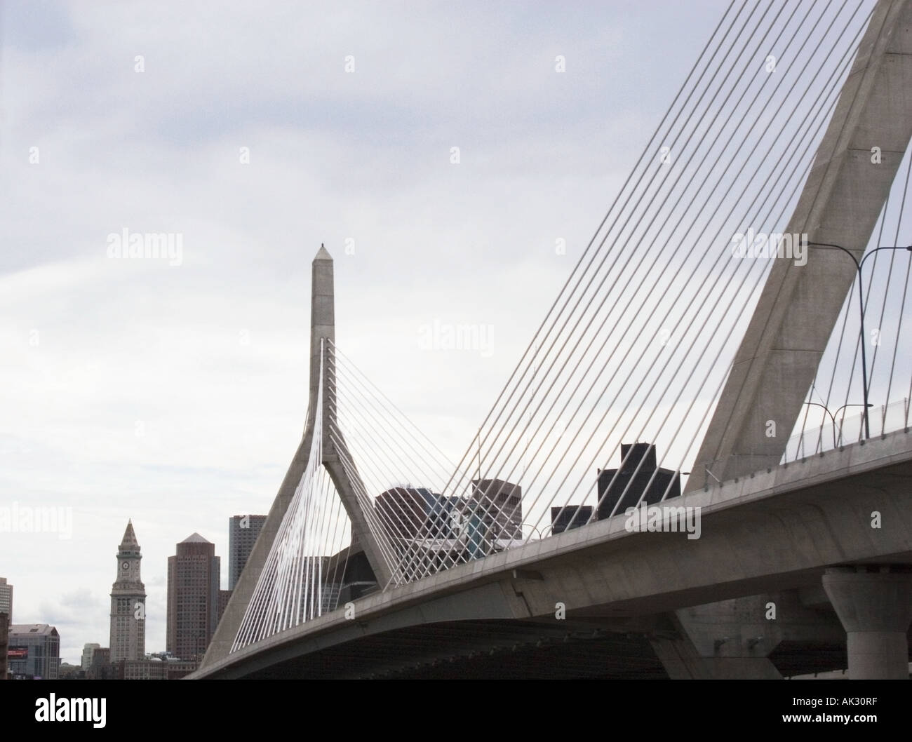 Die leonard zakim bunker hill bridge charles stadt -Fotos und ...