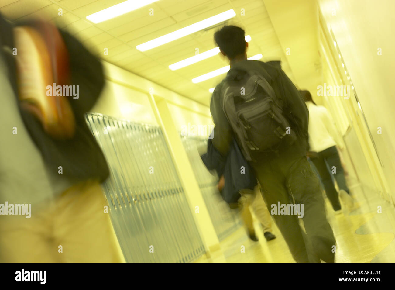 School hallway -Fotos und -Bildmaterial in hoher Auflösung – Alamy