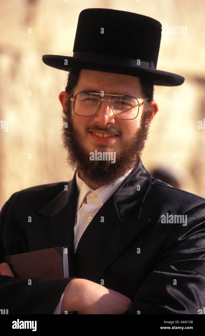 Porträt von orthodoxer Jude an der westlichen Wand des Weinens ...