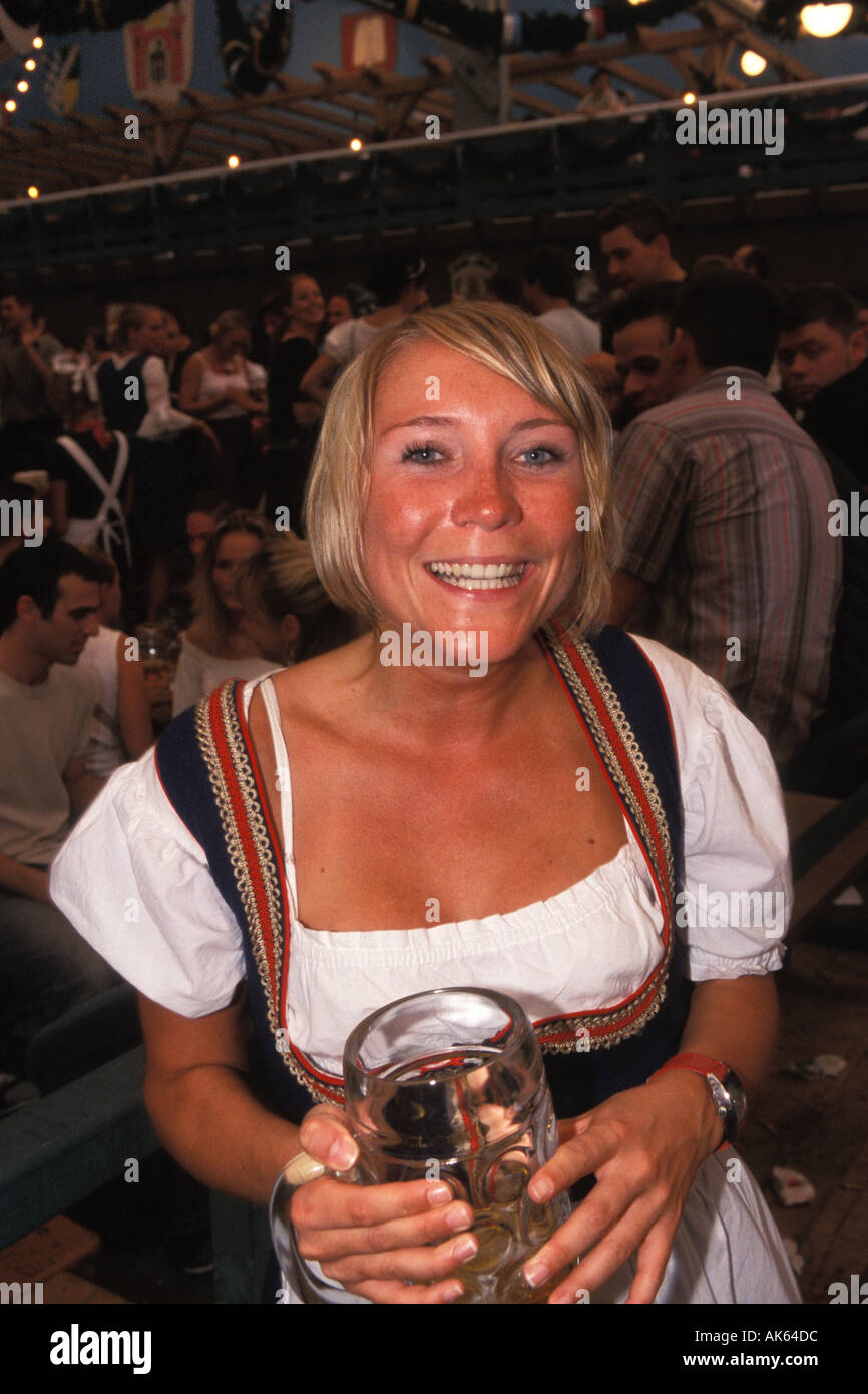 Deutschland, München, Oktoberfest, Frau in der Bierhalle ...