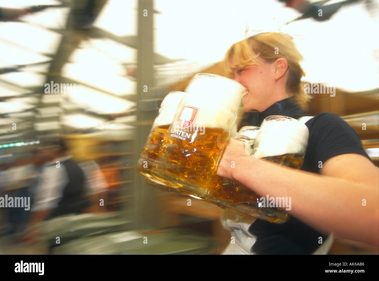 Kellnerin gekleidet im Dirndl servieren Liter Glas Bier im Oktoberfest ...
