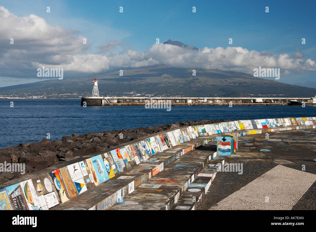 Horta Yachthafen Wand auf Faial Insel der Azoren mit der Insel Pico in ...