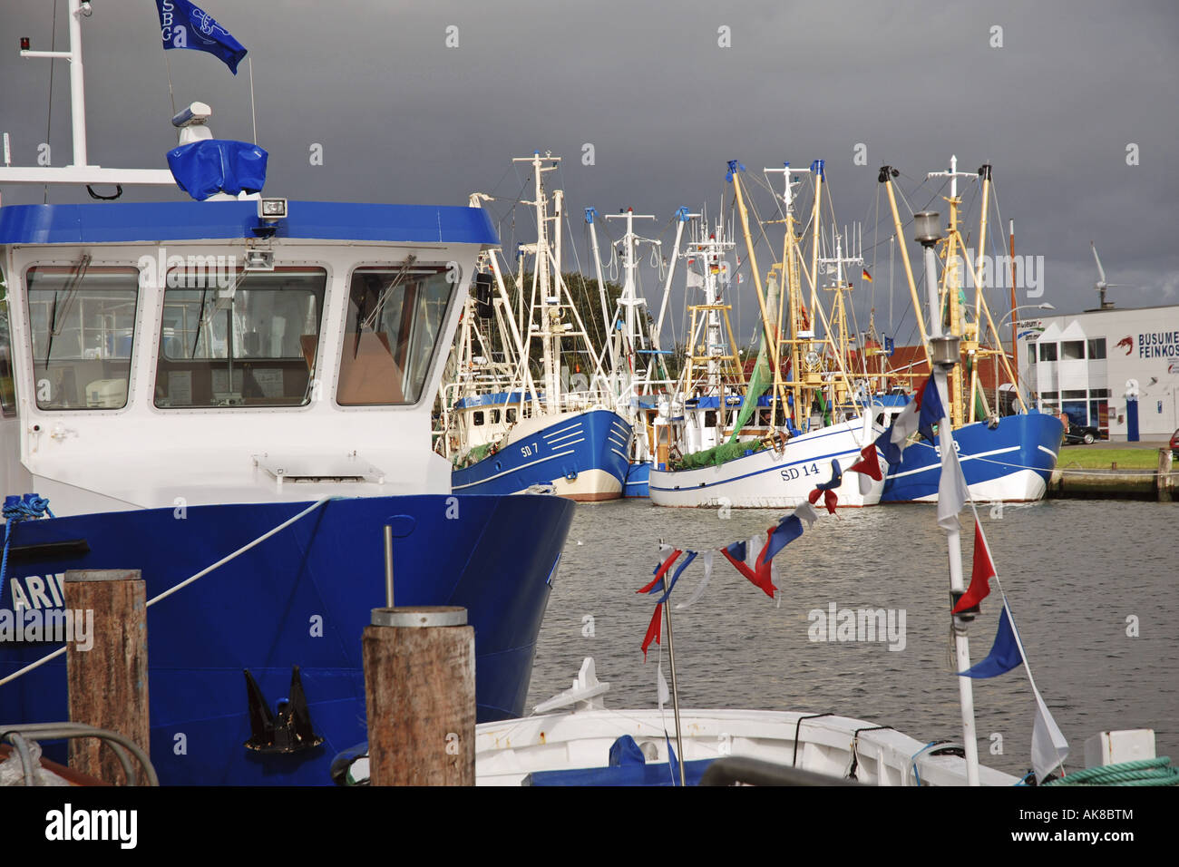 Fischkutter im hafen von buesum -Fotos und -Bildmaterial in hoher ...