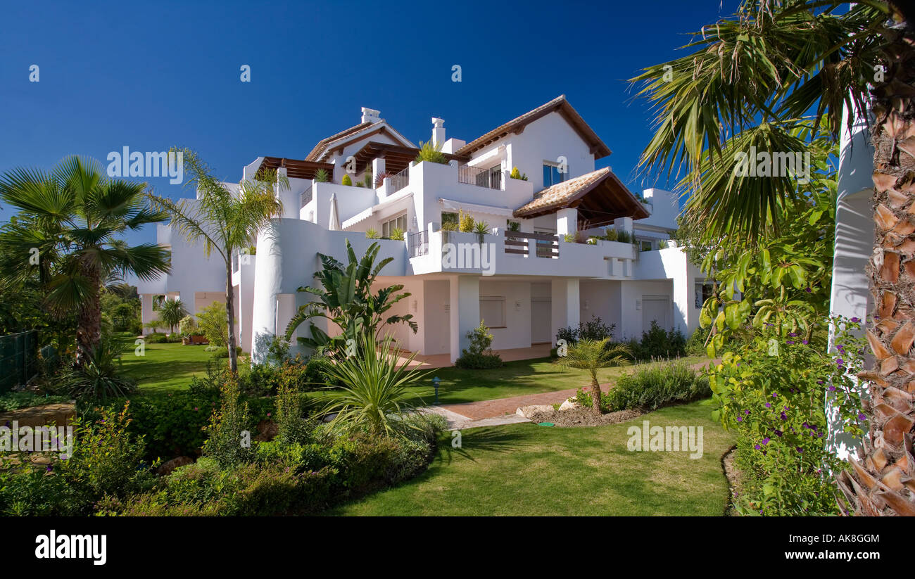 Weiße Neubau spanische Villa im Garten mit Rasen und Palmen ...