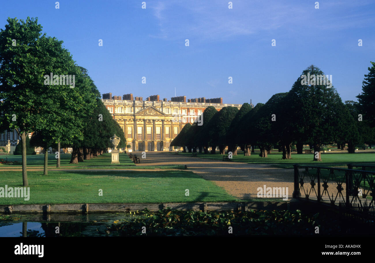 Hampton Court Palace Gärten mit doppelten Allee pleached erhöhten ...