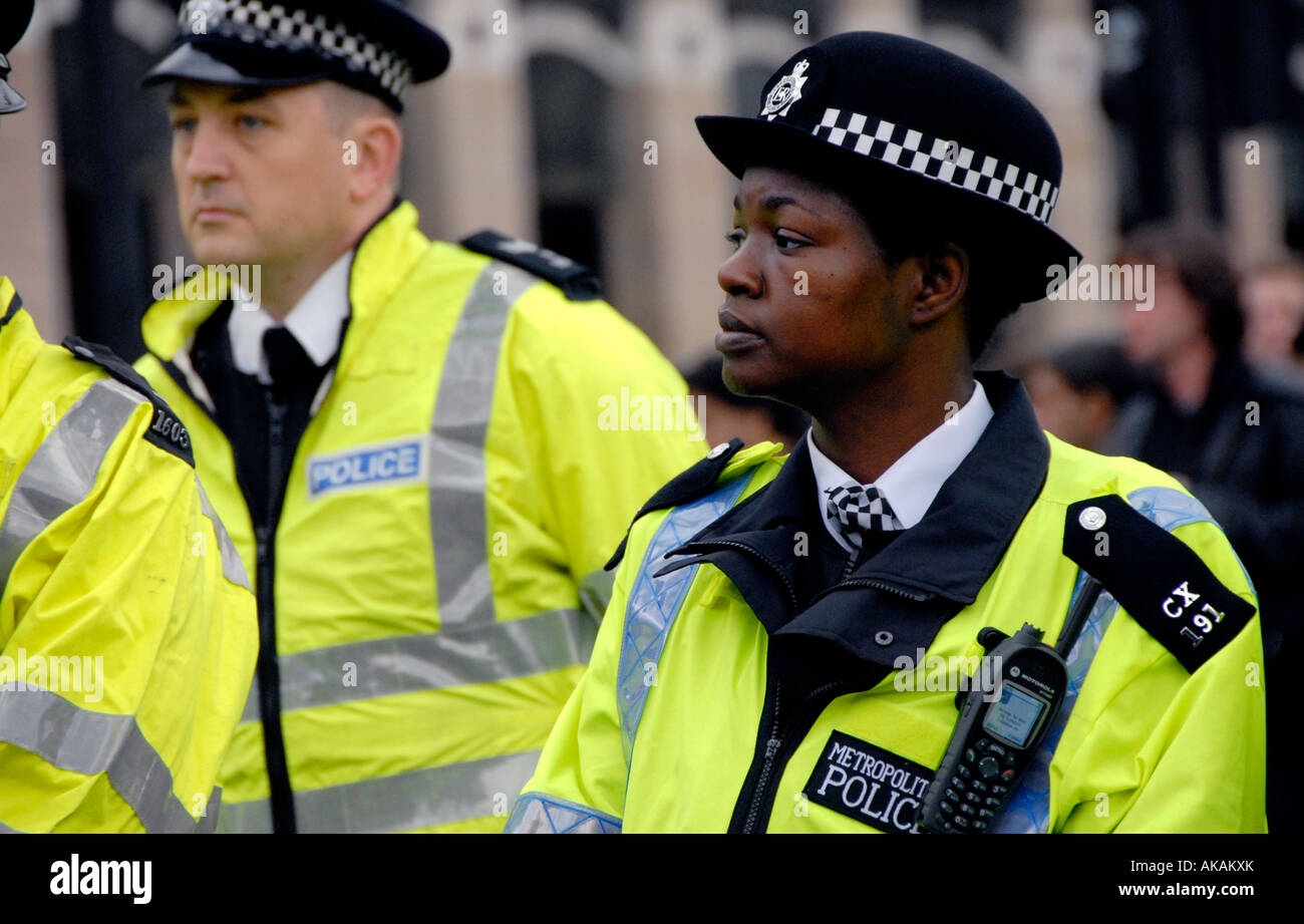 Polizist in der kappe großbritannien -Fotos und -Bildmaterial in hoher ...