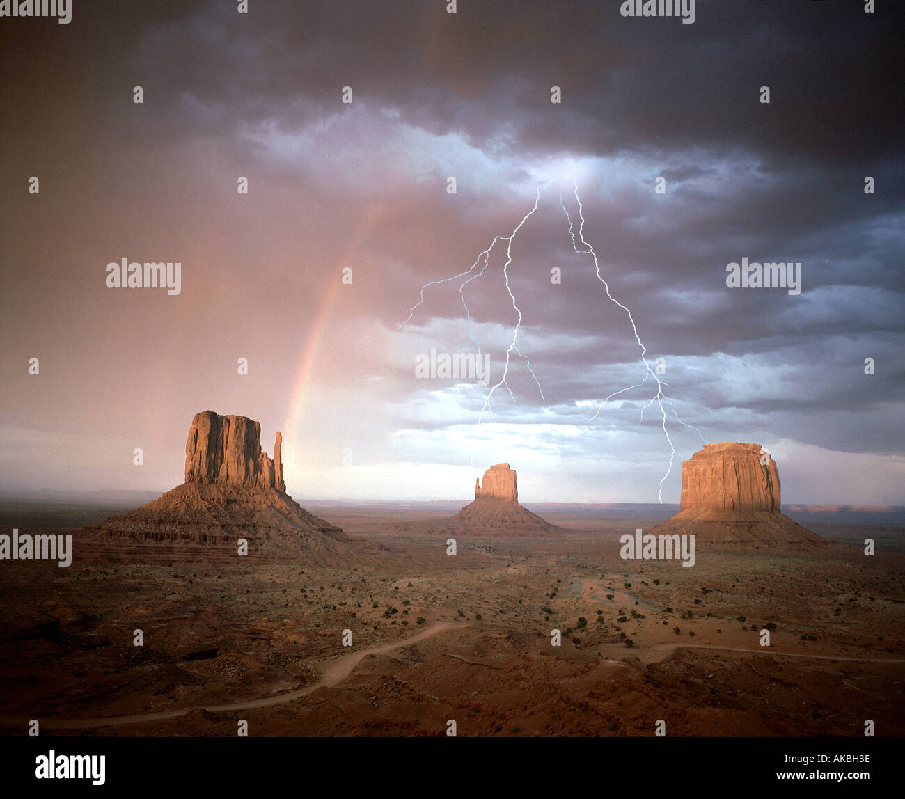 Monument valley lightning -Fotos und -Bildmaterial in hoher Auflösung ...