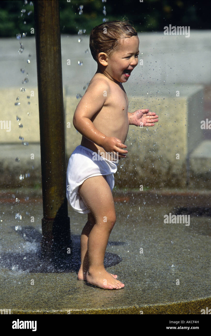 2 junge in Windeln spielt in einem öffentlichen Brunnen Stockfotografie ...