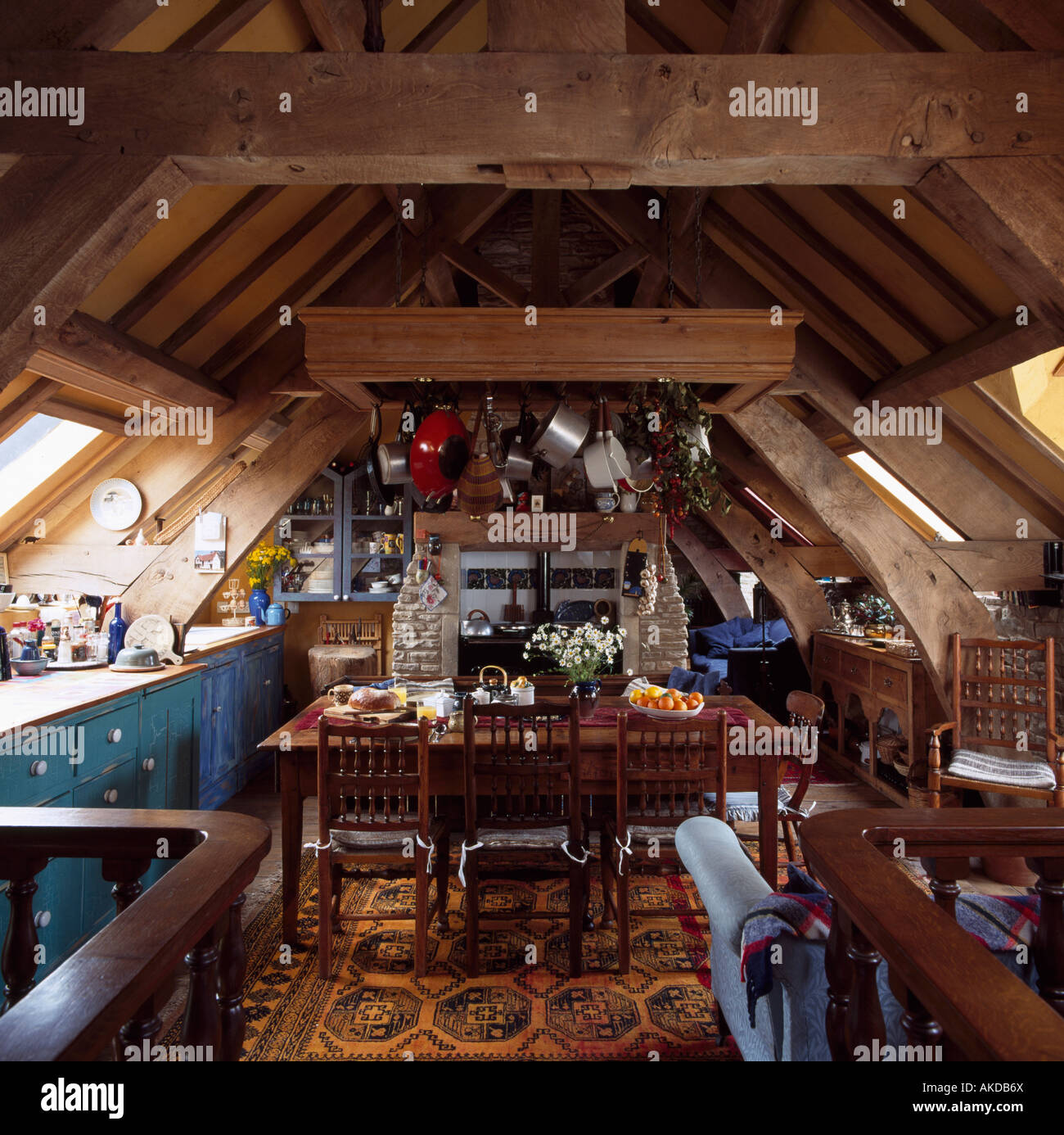 Balkendecke im traditionellen Küche und Esszimmer in umgebauten Scheune ...