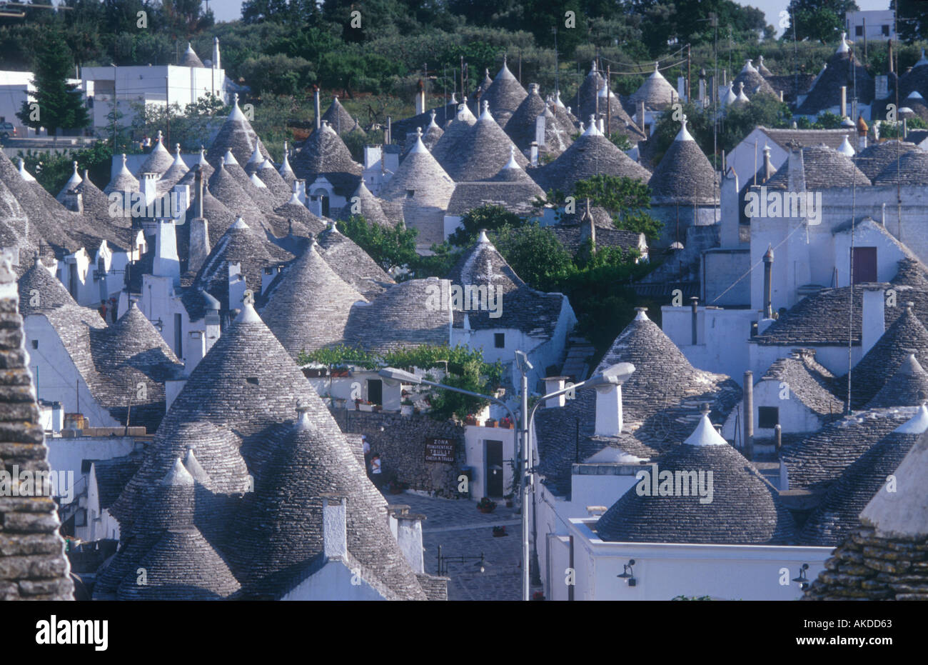 Übersicht-Trulli Häuser mit konischen Dächern Alberobello Apulien ...