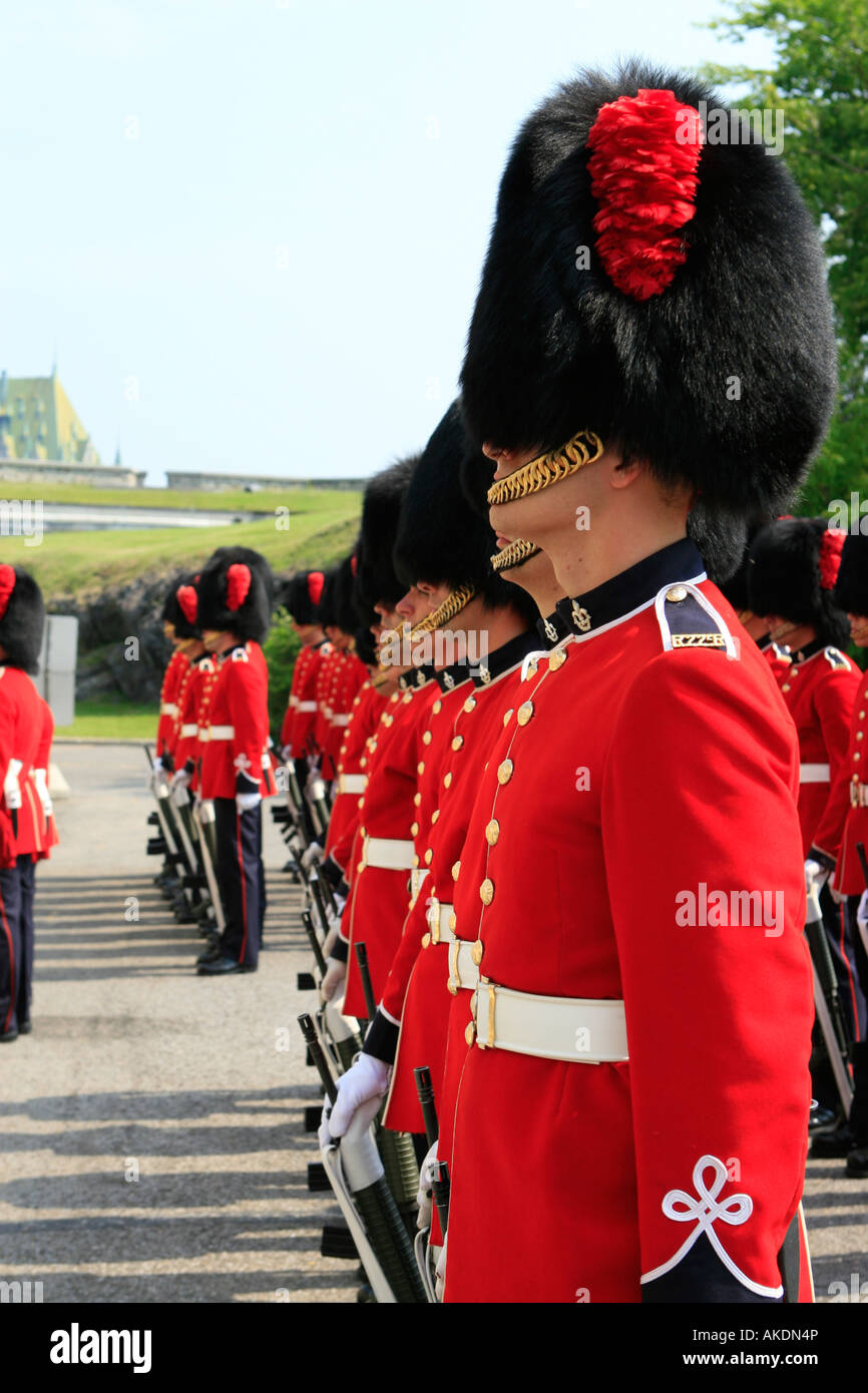 Das Royal 22e Regiment marschiert in die Citadelle von Quebec auf die ...
