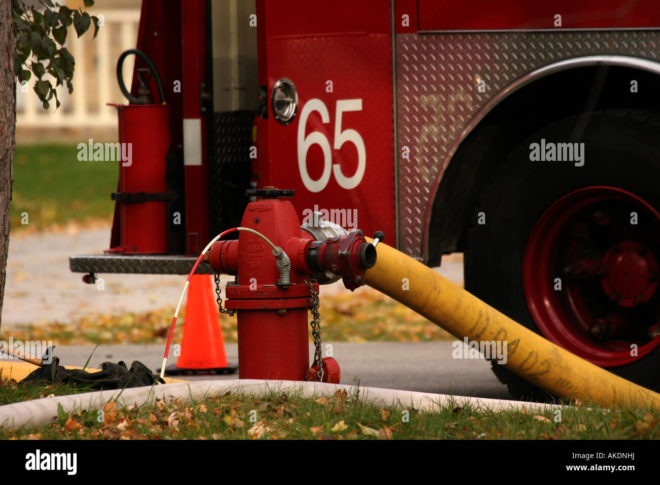 Ein Feuerwehrauto Pumper an einen Hydranten anschließen Stockfotografie ...