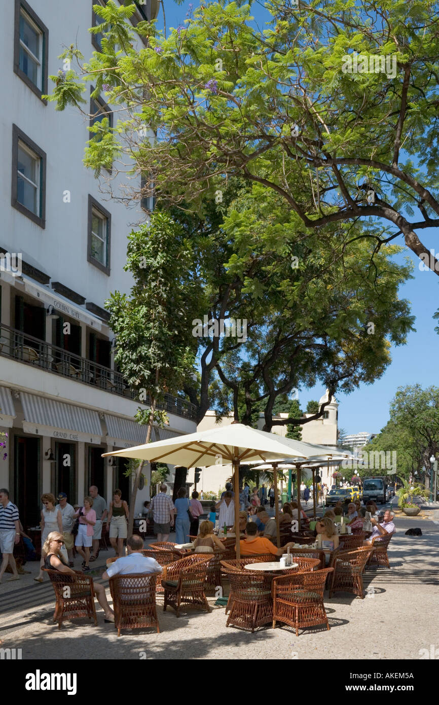 Cafe in der Innenstadt an der Ecke der Avenida Arriaga und Avenida ...