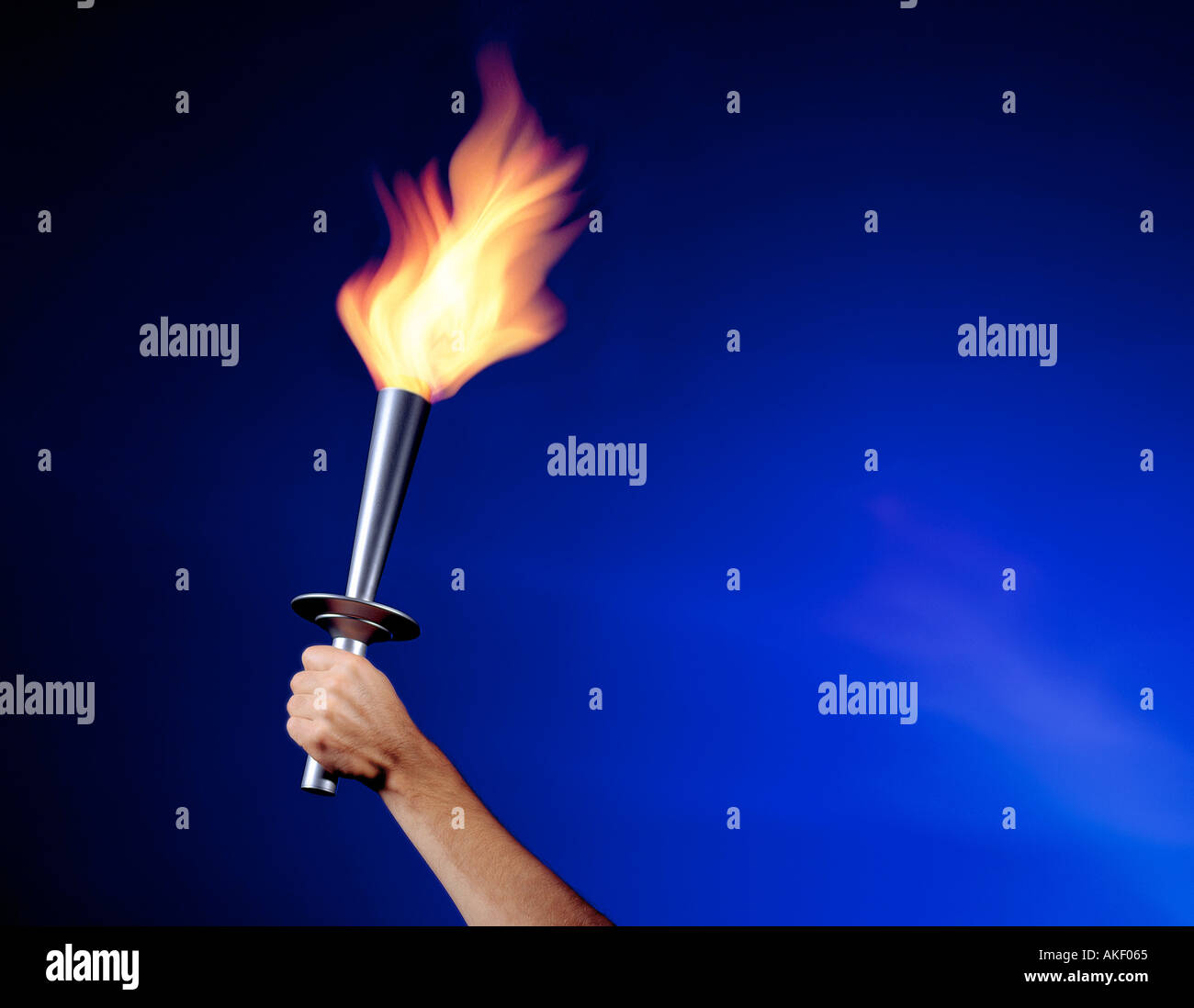 Olympische fackel halten -Fotos und -Bildmaterial in hoher Auflösung ...