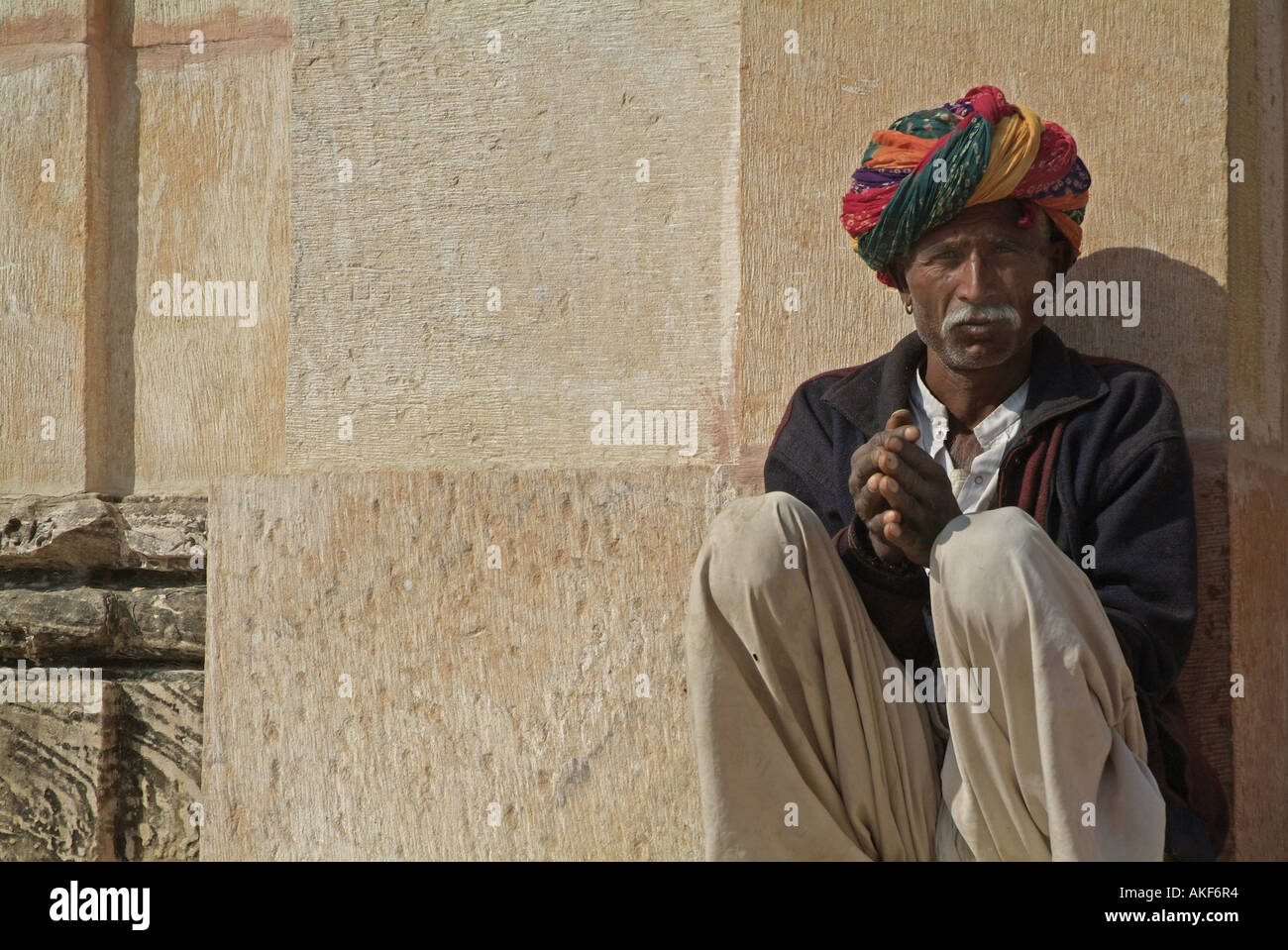 Armer indischer mann, der turban trägt -Fotos und -Bildmaterial in ...