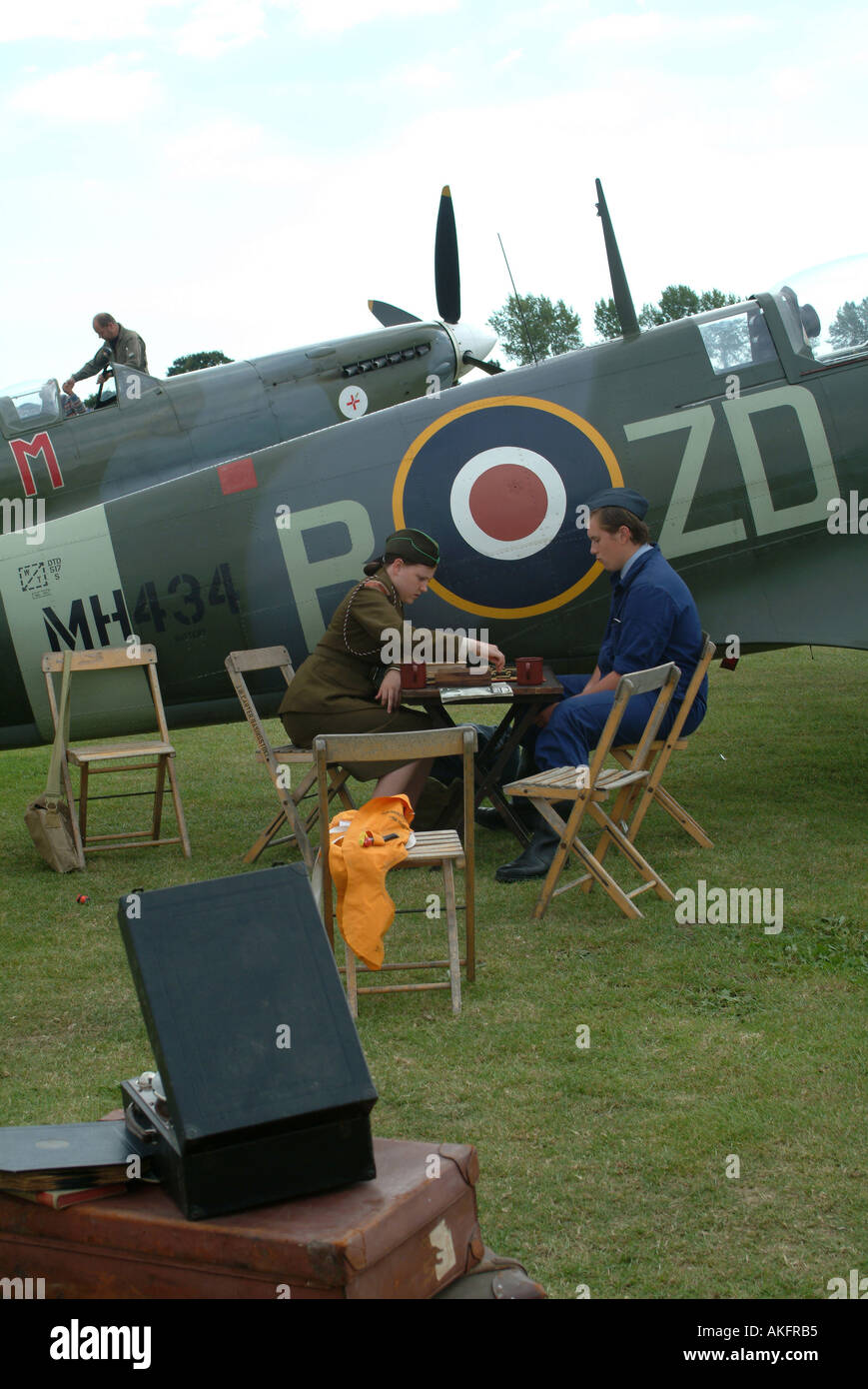 Spitfire ground crew -Fotos und -Bildmaterial in hoher Auflösung – Alamy