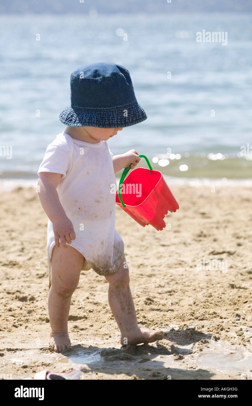 ein Kleinkind mit Eimer und Spaten am Strand Stockfotografie - Alamy